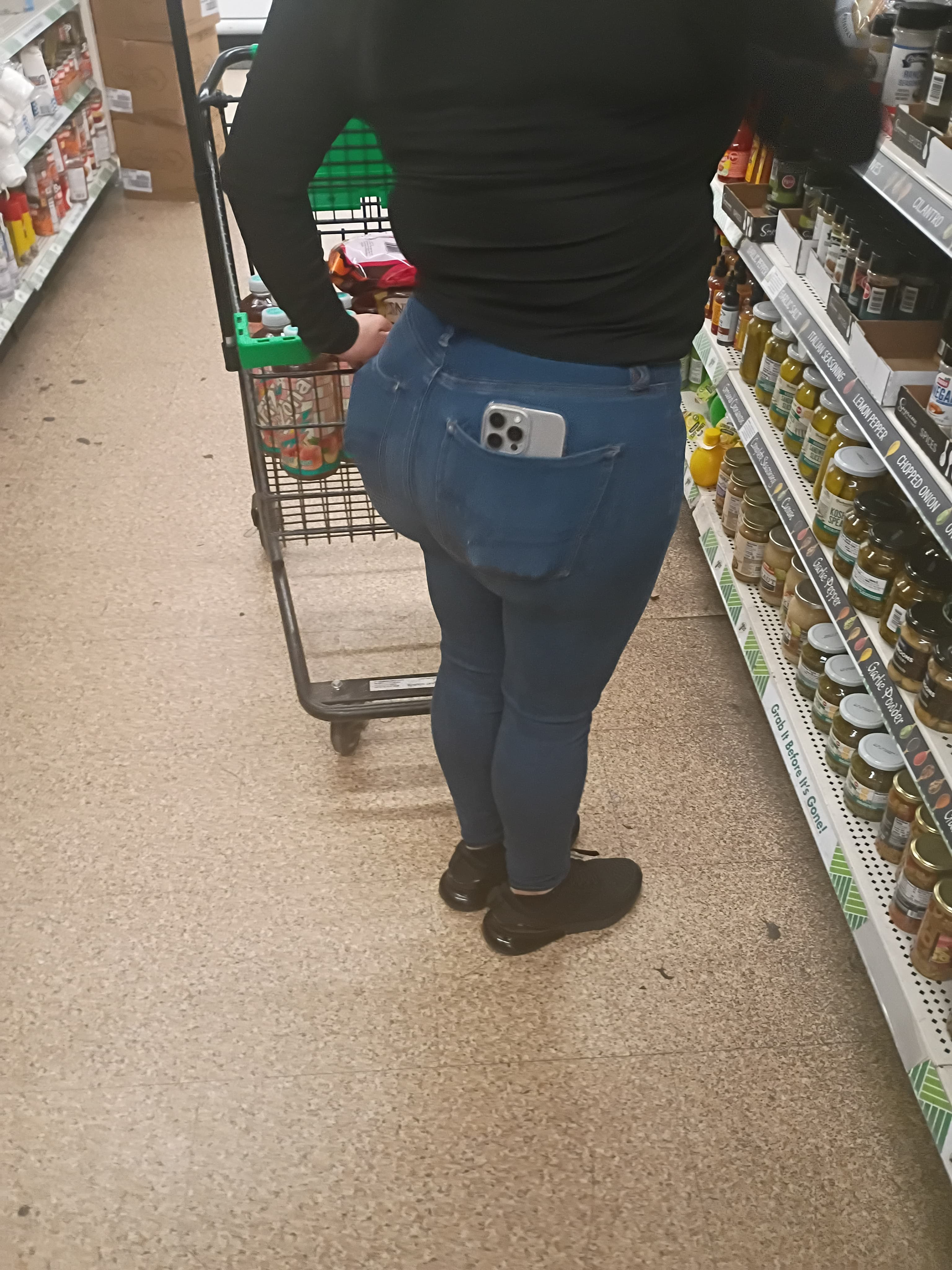 GYATTTTT Dollar Tree BBL Busty beautiful Latina - Tight Jeans - Forum