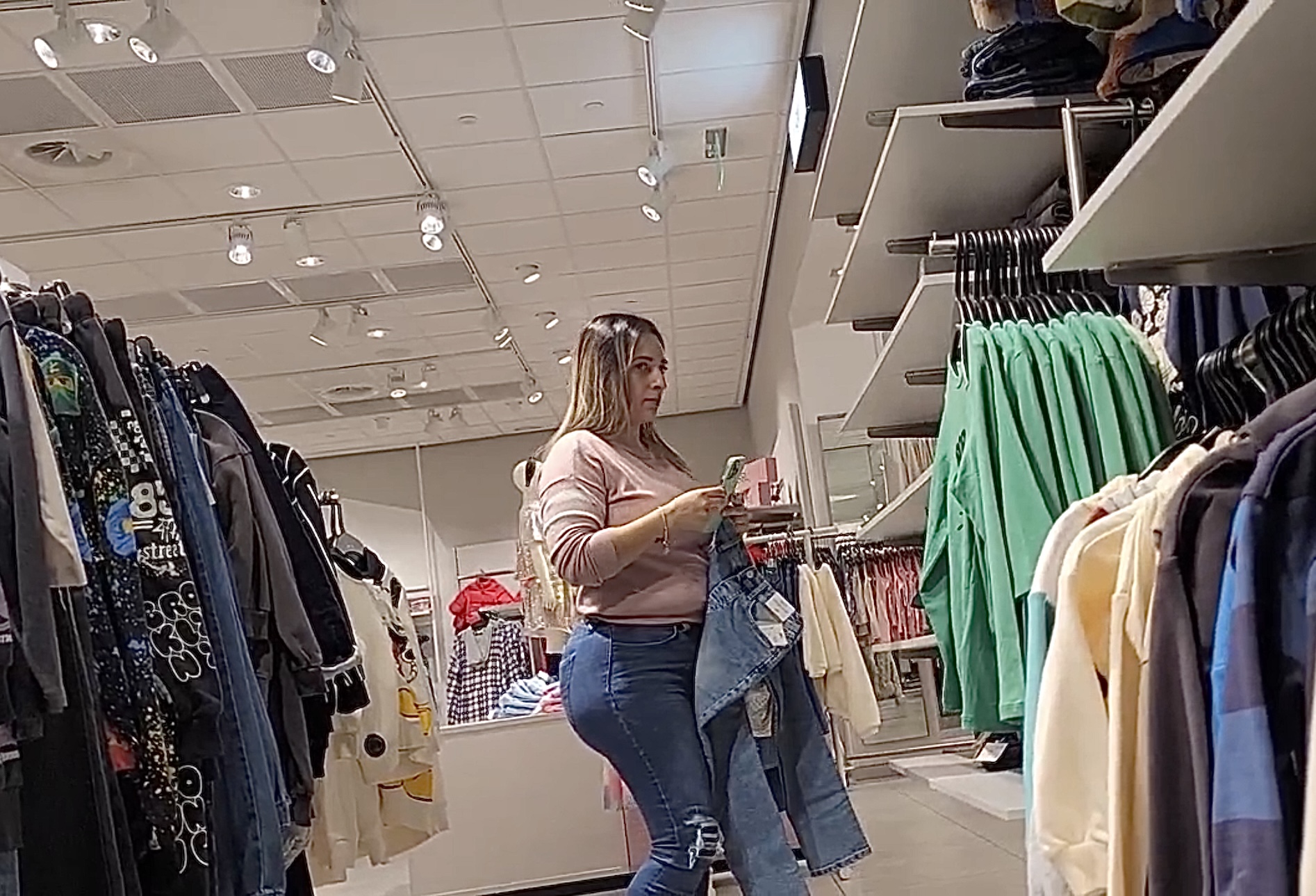 BIG BBL LATINA IN JEANS WITH PRETTY FACE (NON OC) - Tight Jeans - Forum