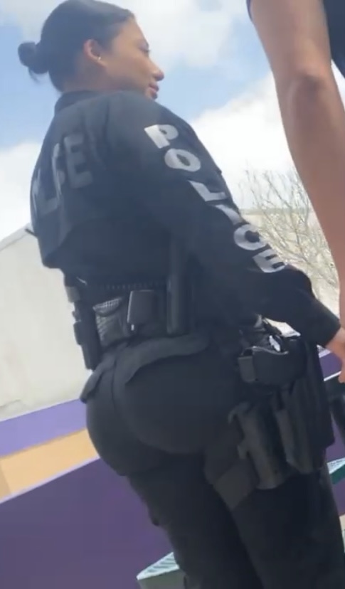 BUSTY COP BIG 🍑 [OC] - Tight Jeans - Forum