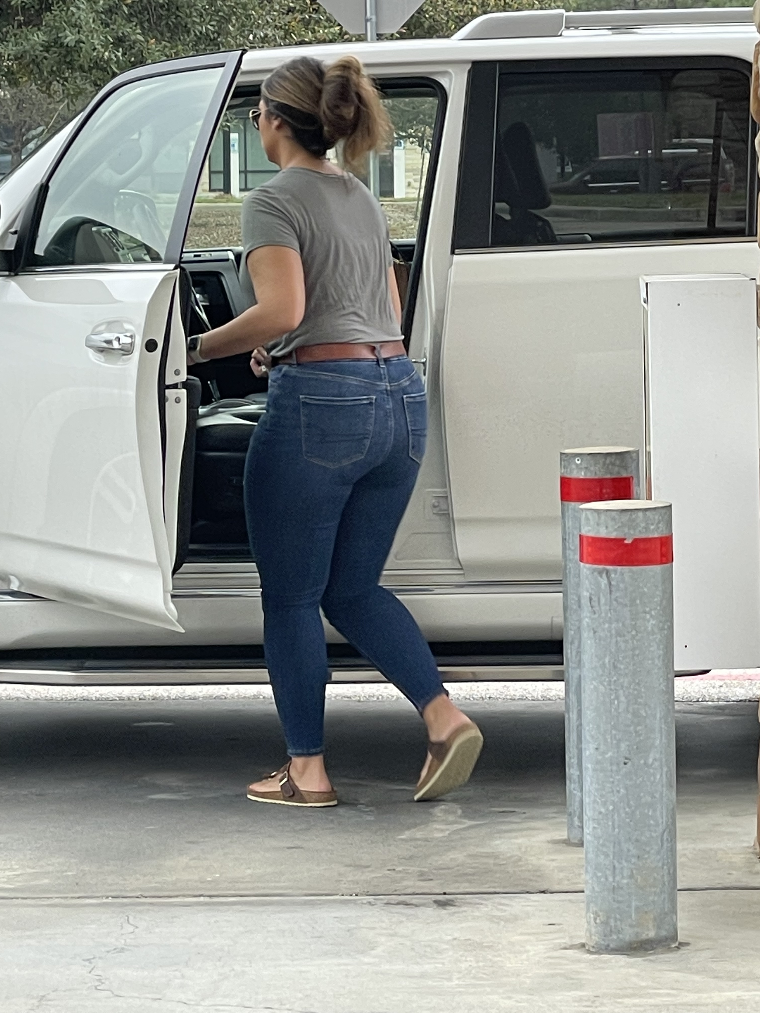 Incredibly thick baddie pumping gas(OC) - Tight Jeans - Forum