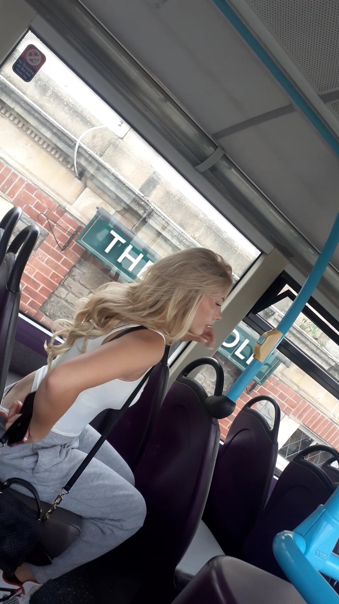Blondes on the bus - Forum