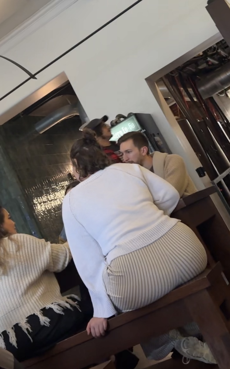 Burnett Pawg with a Fattass at the restaurant 😮‍💨💦 - Forum