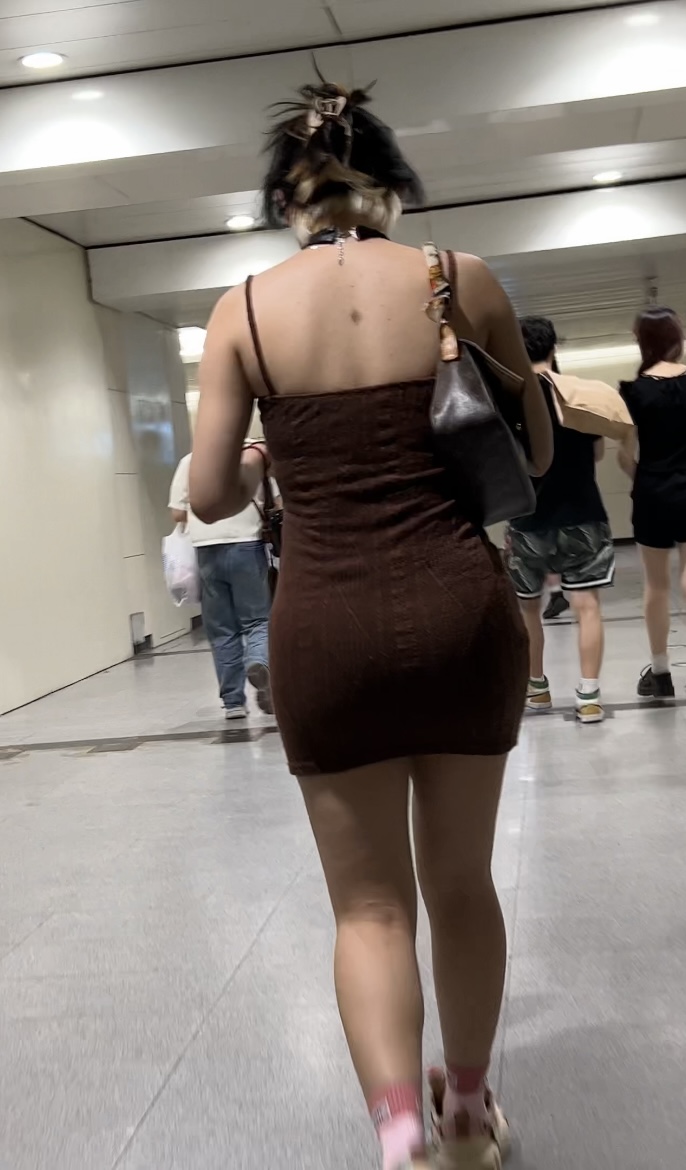 Following BUBBLEBUTT ASIAN in tight skirt to the subway - Spandex ...