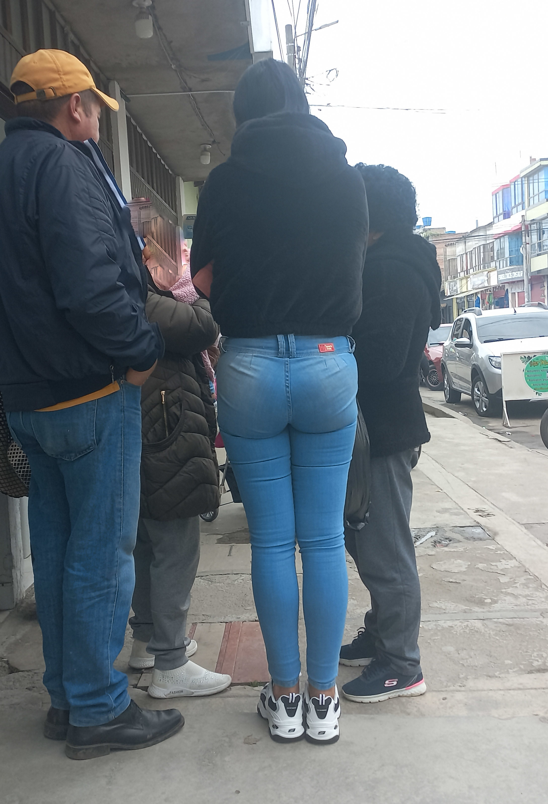 🍑 Nalgas paradas en jeans ajustados 🍑 - Tight Jeans - Forum