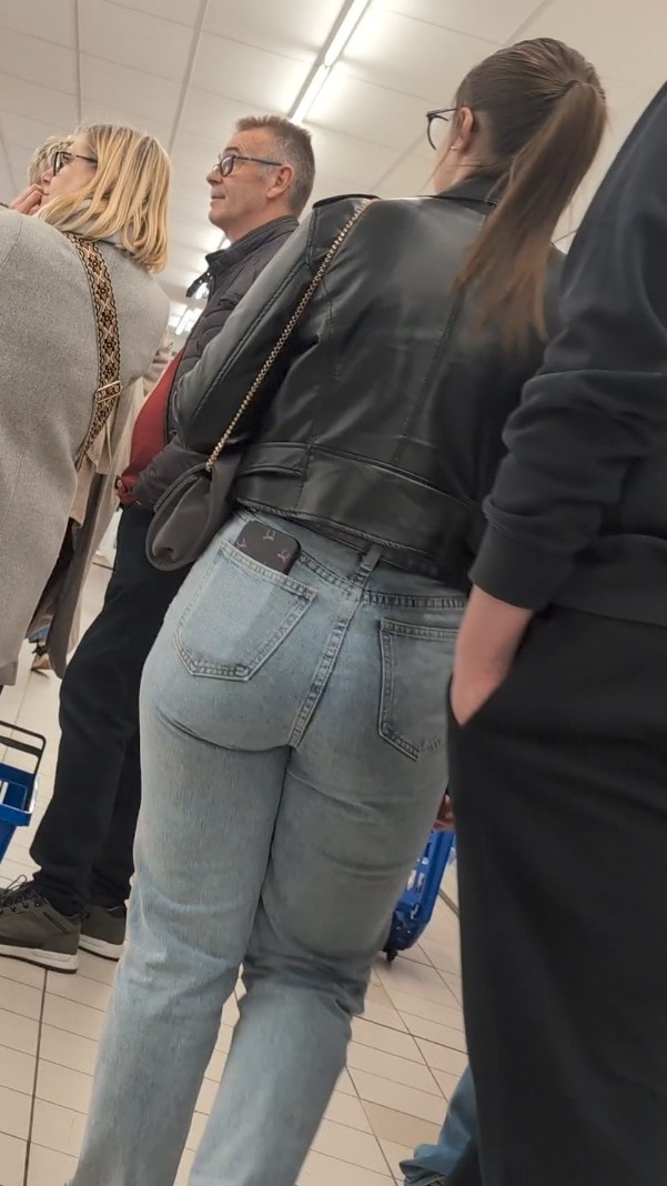 Quick cap brune with glasses in tight jeans (oc) - Tight Jeans - Forum