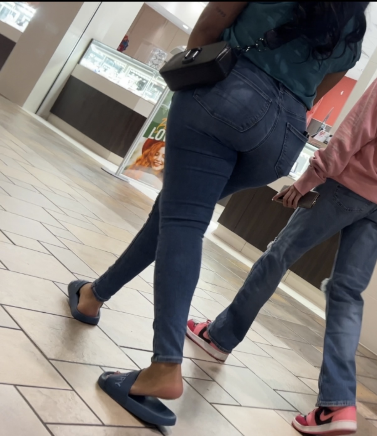 Latina BBL In jeans shopping at Victoria secret - Tight Jeans - Forum