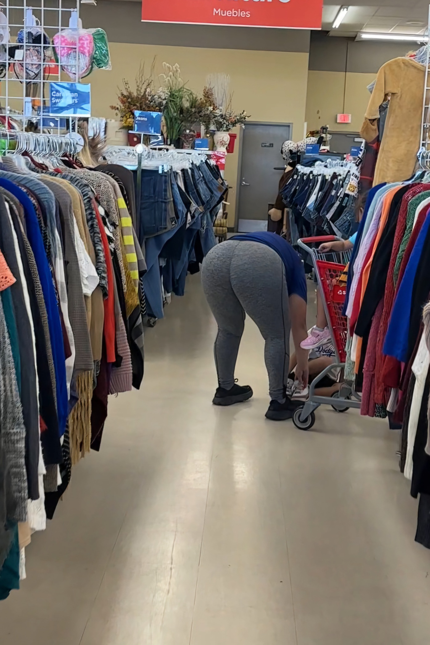 Thick Latina Mom Bending Over Spandex Leggings Yoga Pants Forum