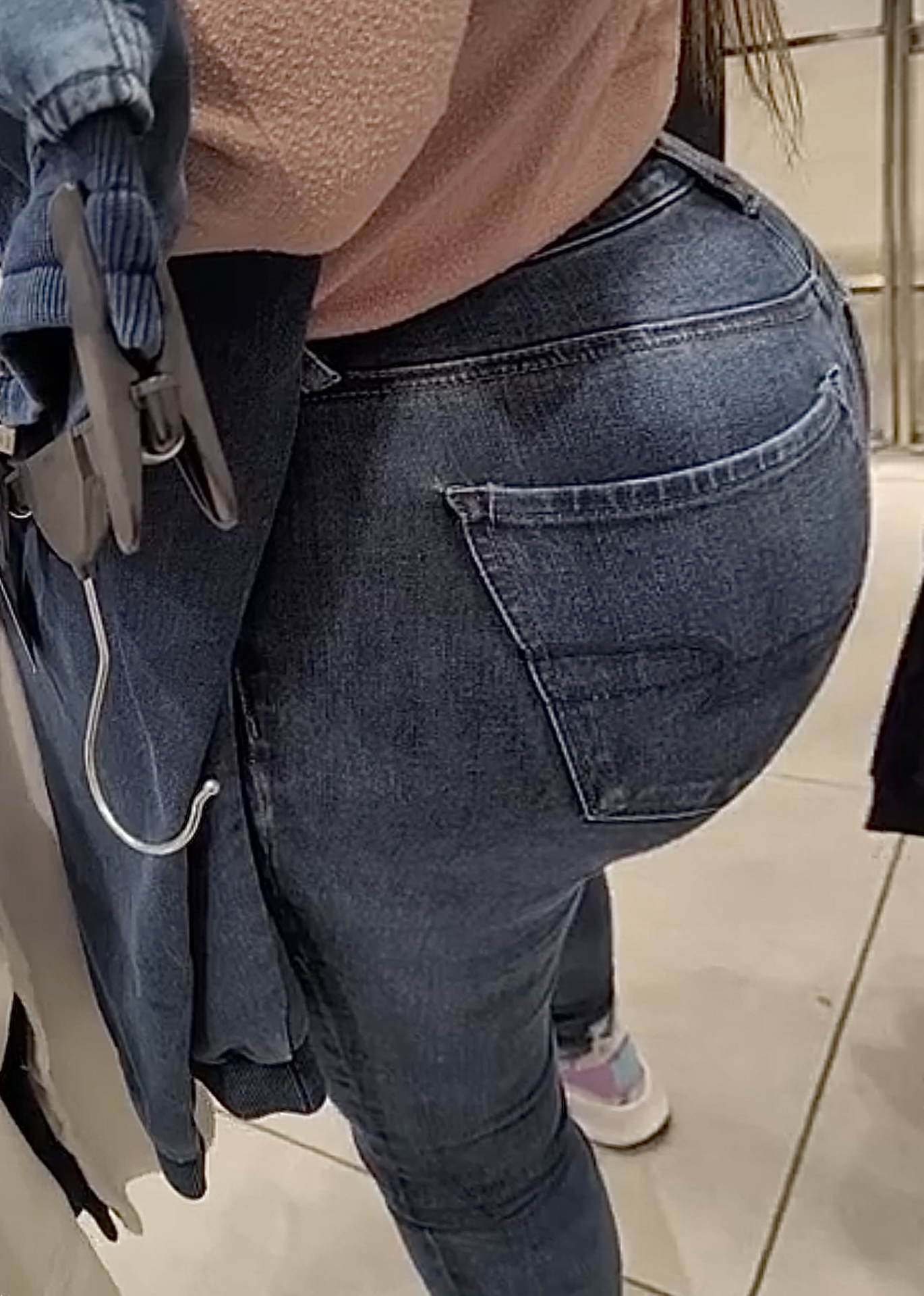 BIG BBL LATINA IN JEANS WITH PRETTY FACE (NON OC) - Tight Jeans - Forum