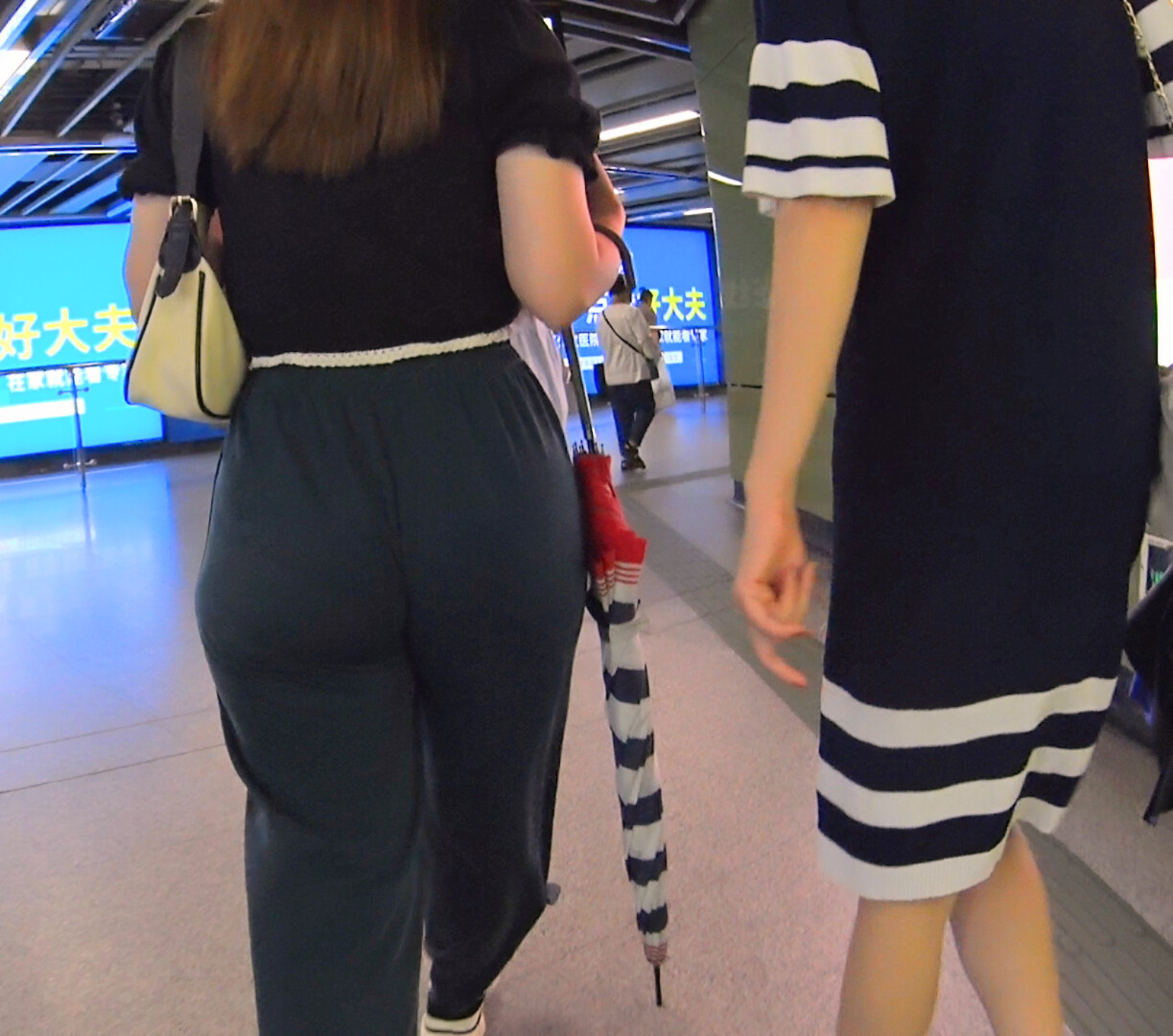 Pretty cutie in metro (OC) - Spandex, Leggings & Yoga Pants - Forum