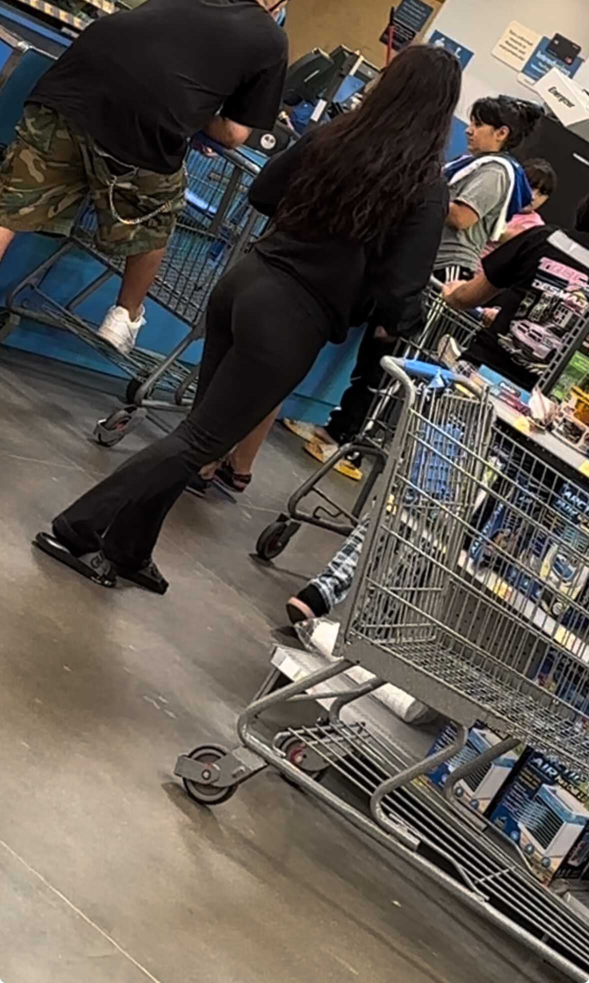 Cute girl at Walmart 👀 - Spandex, Leggings & Yoga Pants - Forum
