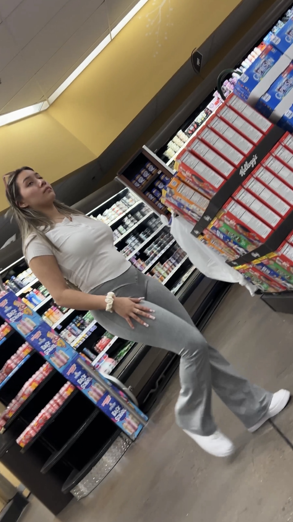 Latina baddie in grey flare leggings 🥵 - Spandex, Leggings & Yoga Pants - Forum