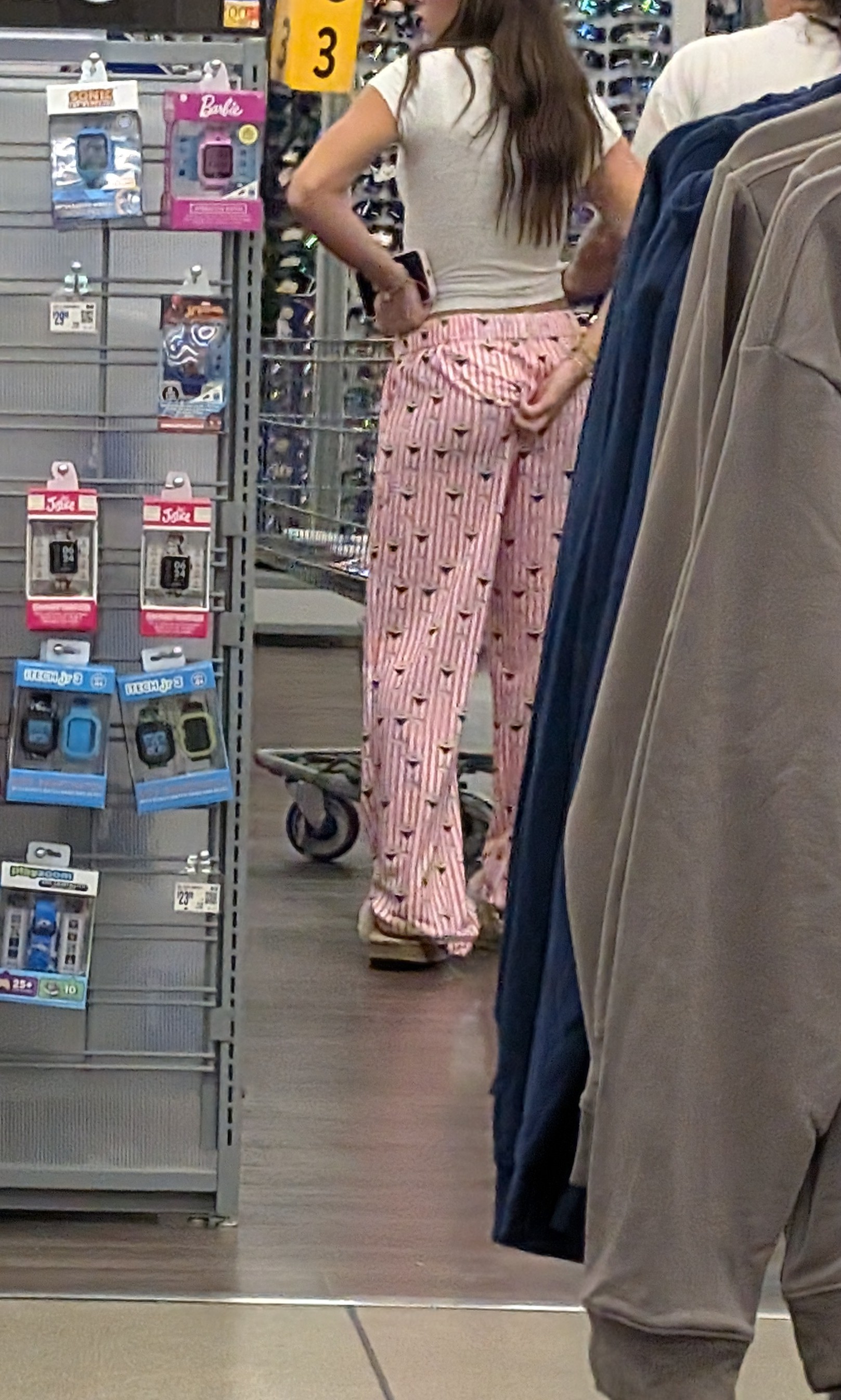 Admiring a tan brunette digging for gold - ass - Forum