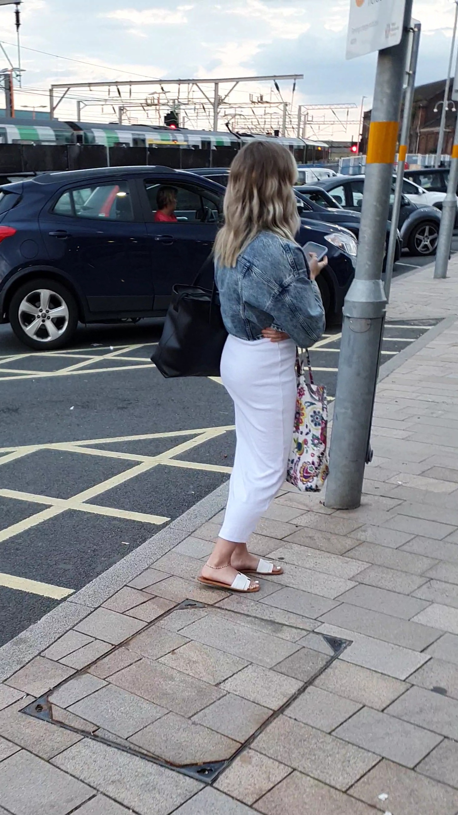 Grumpy cute blonde with big bubble and pretty feet! - ass - Forum