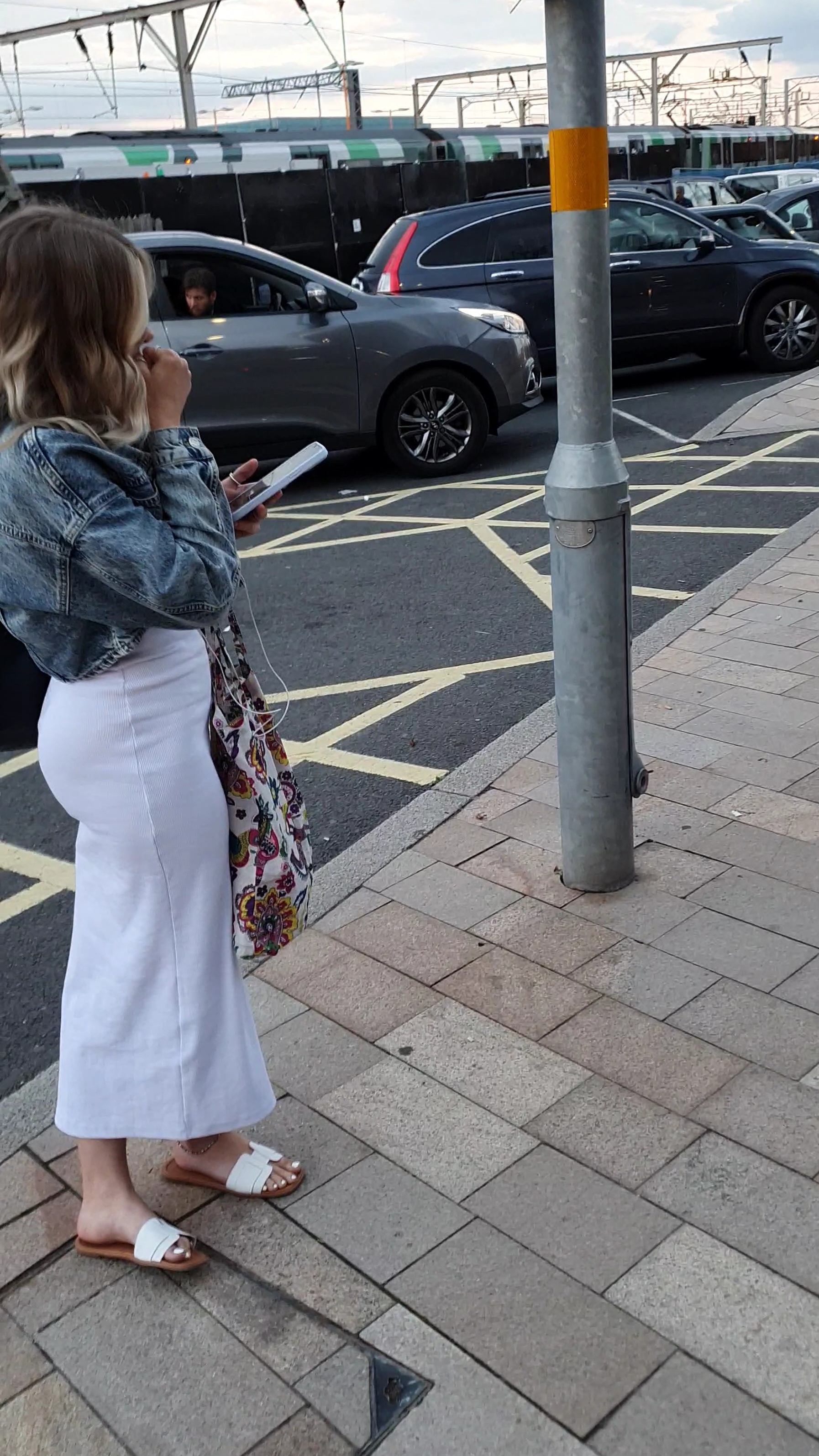 Grumpy cute blonde with big bubble and pretty feet! - ass - Forum
