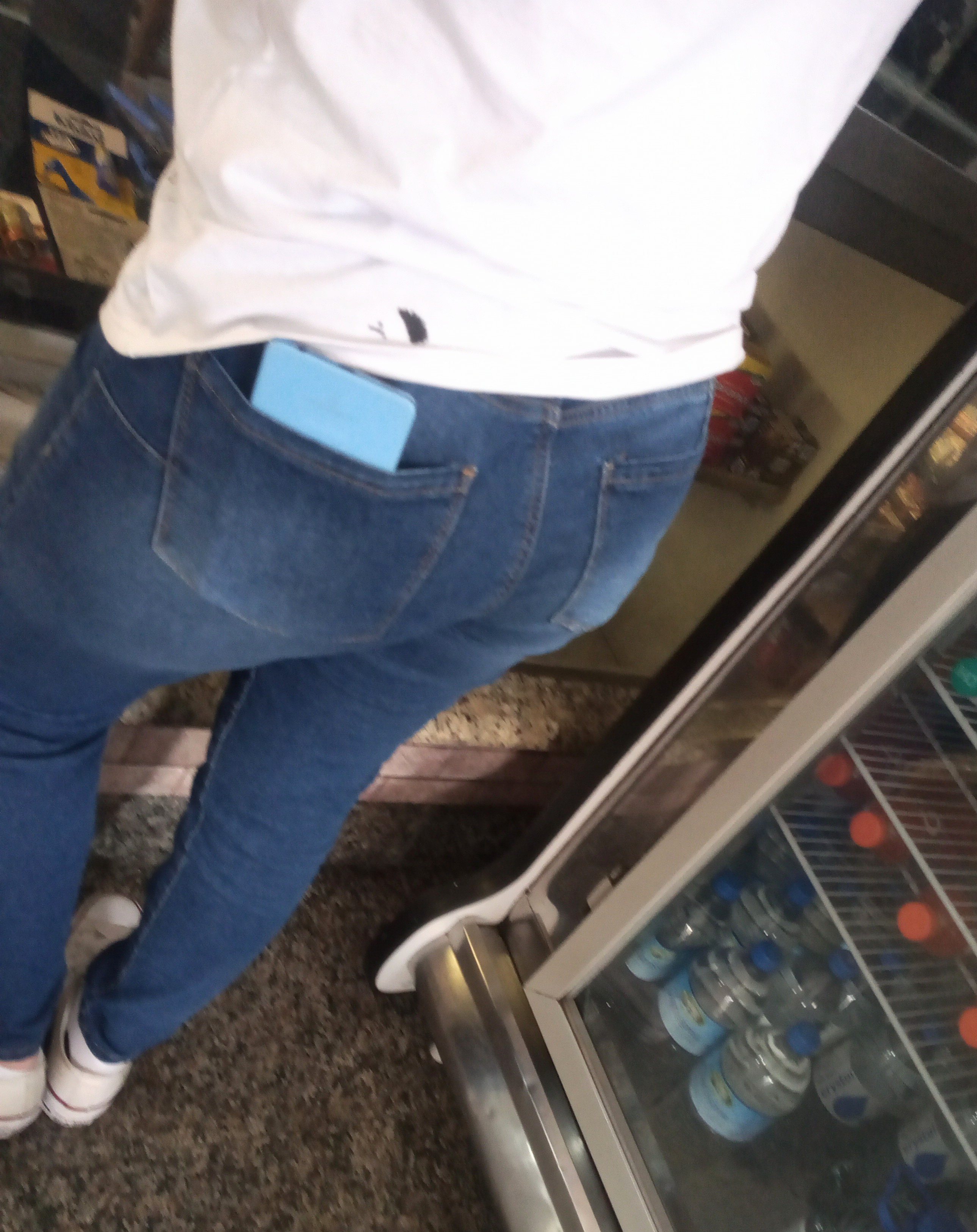 Some girls in bakery - Tight Jeans - Forum
