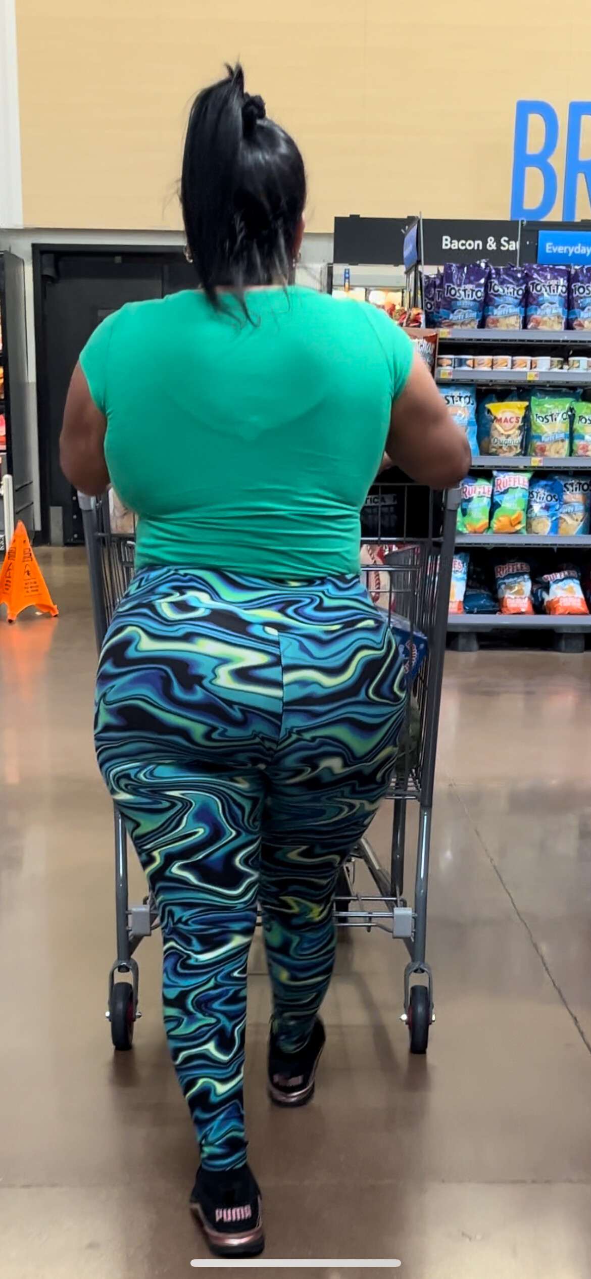 Latina with BBL shaking her ass in crazy leggings - Forum