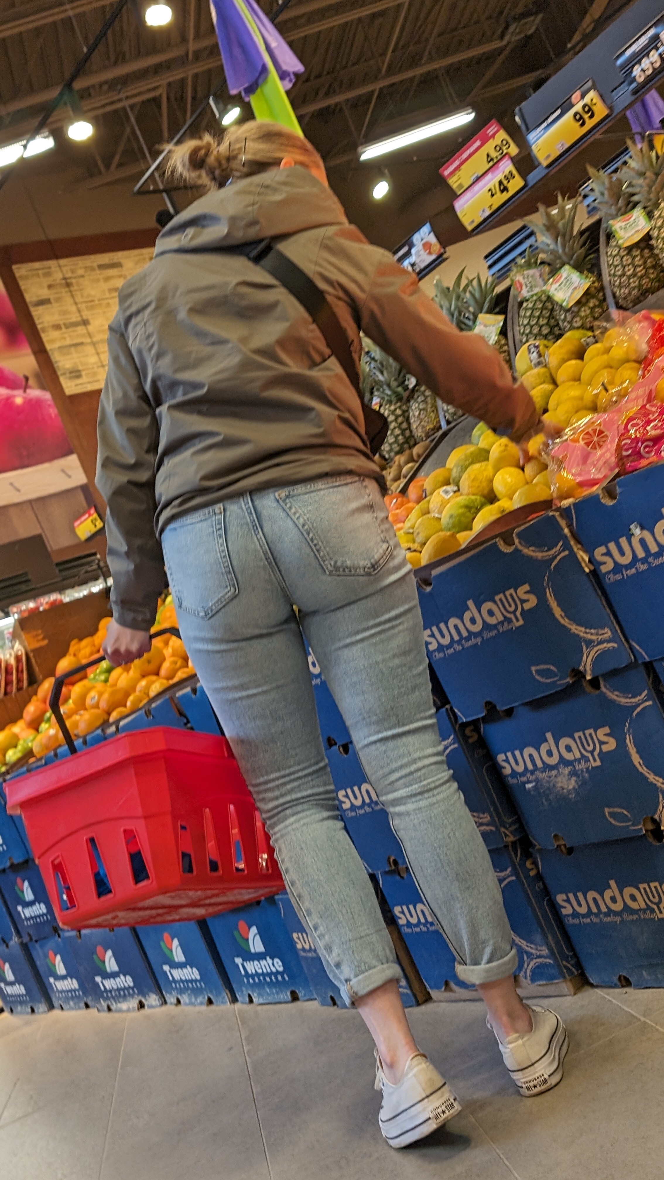 Girl tight in jean at grocery store - Tight Jeans - Forum