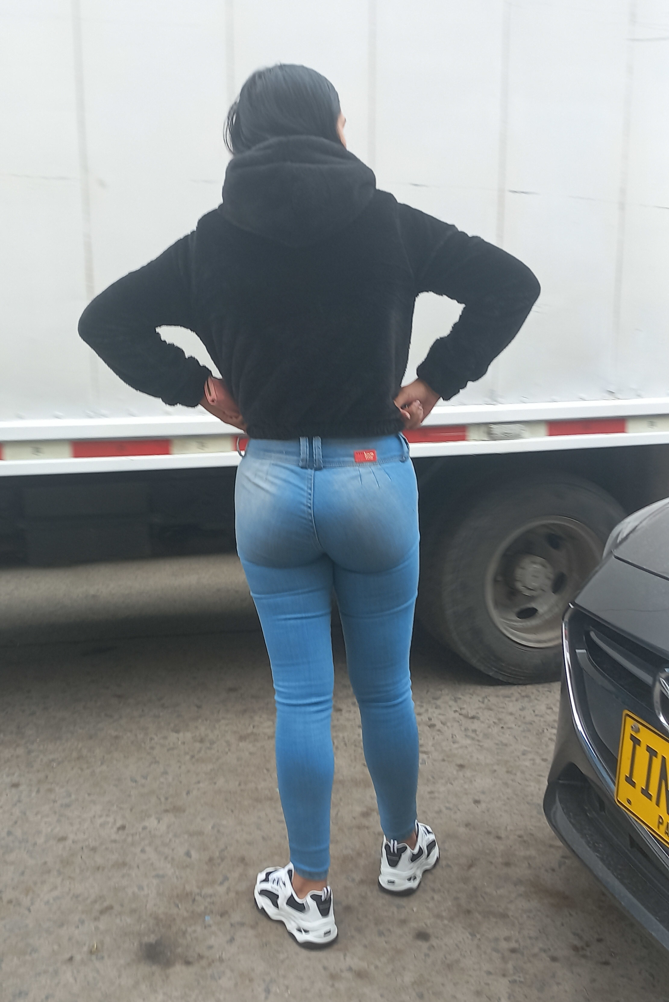 🍑 Nalgas paradas en jeans ajustados 🍑 - Tight Jeans - Forum