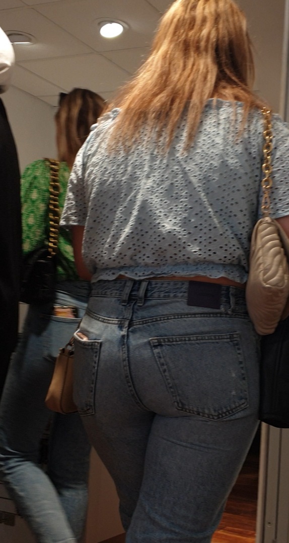 Team jeans! 4 girls with tight asses shopping around in tight jeans ...