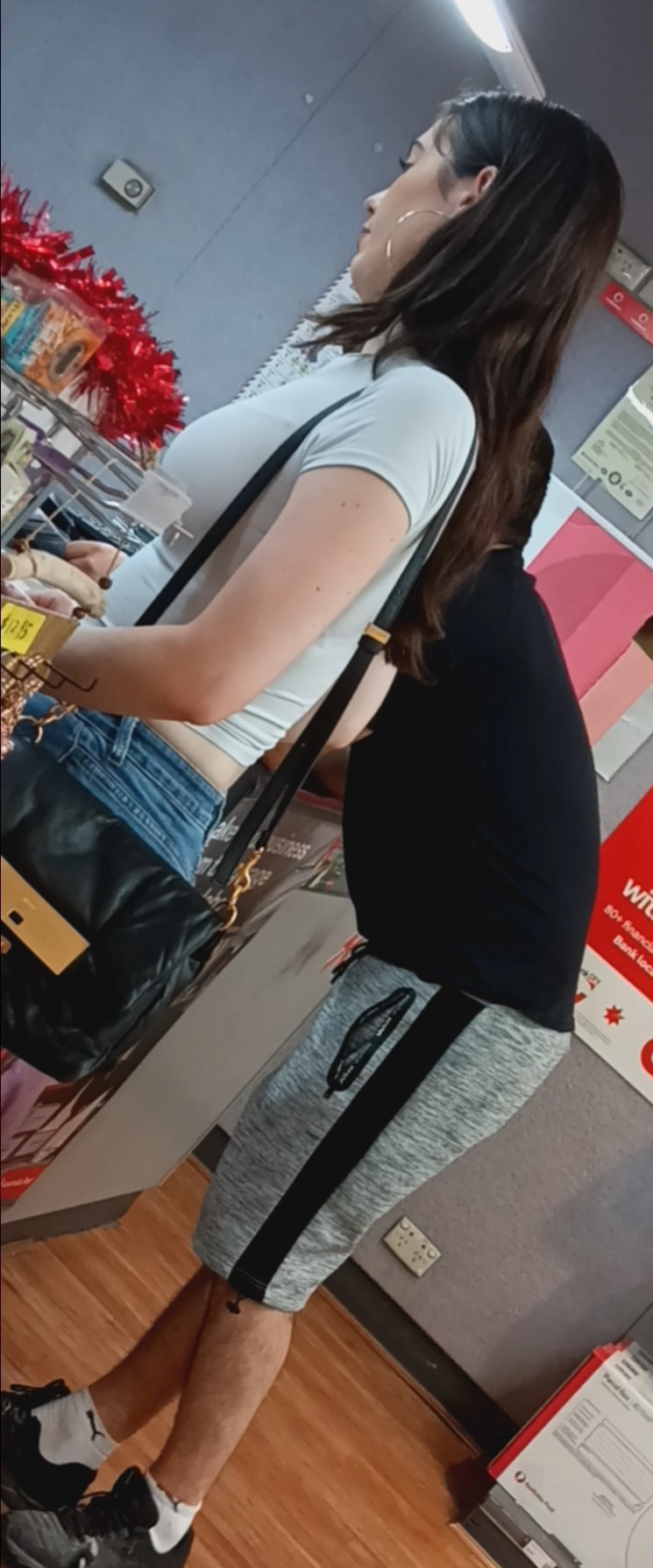 Attractive girl w/ nice rack - Tight Jeans - Forum