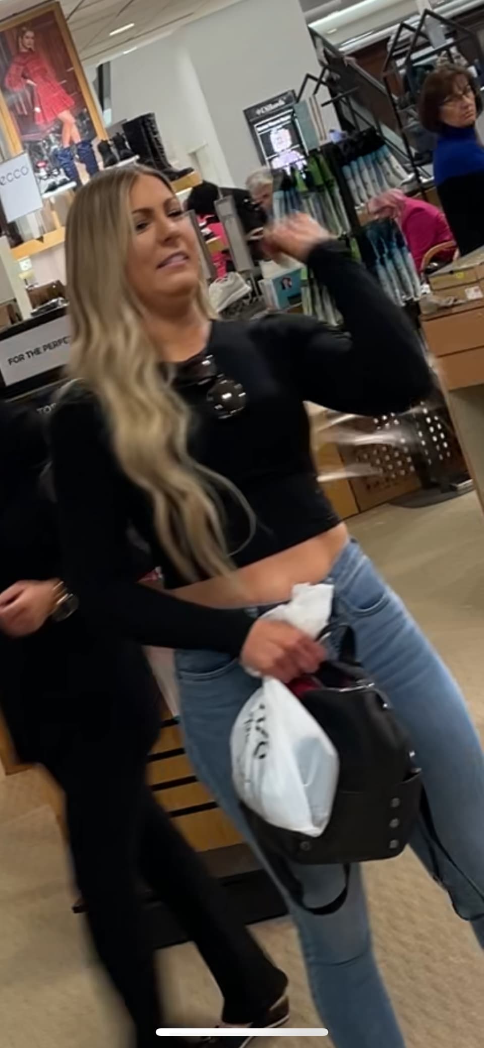 Random mall shots ! Milf/teens - Spandex, Leggings & Yoga Pants - Forum