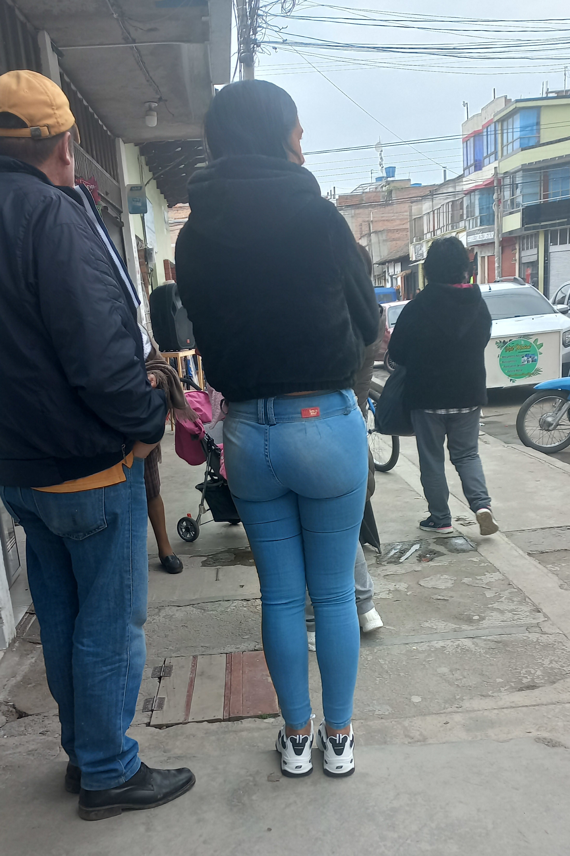 🍑 Nalgas paradas en jeans ajustados 🍑 - Tight Jeans - Forum