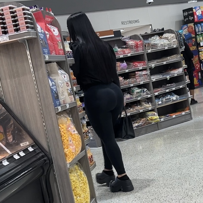 Unreal Latina baddie BBL Hourglass Figure - Spandex, Leggings & Yoga ...