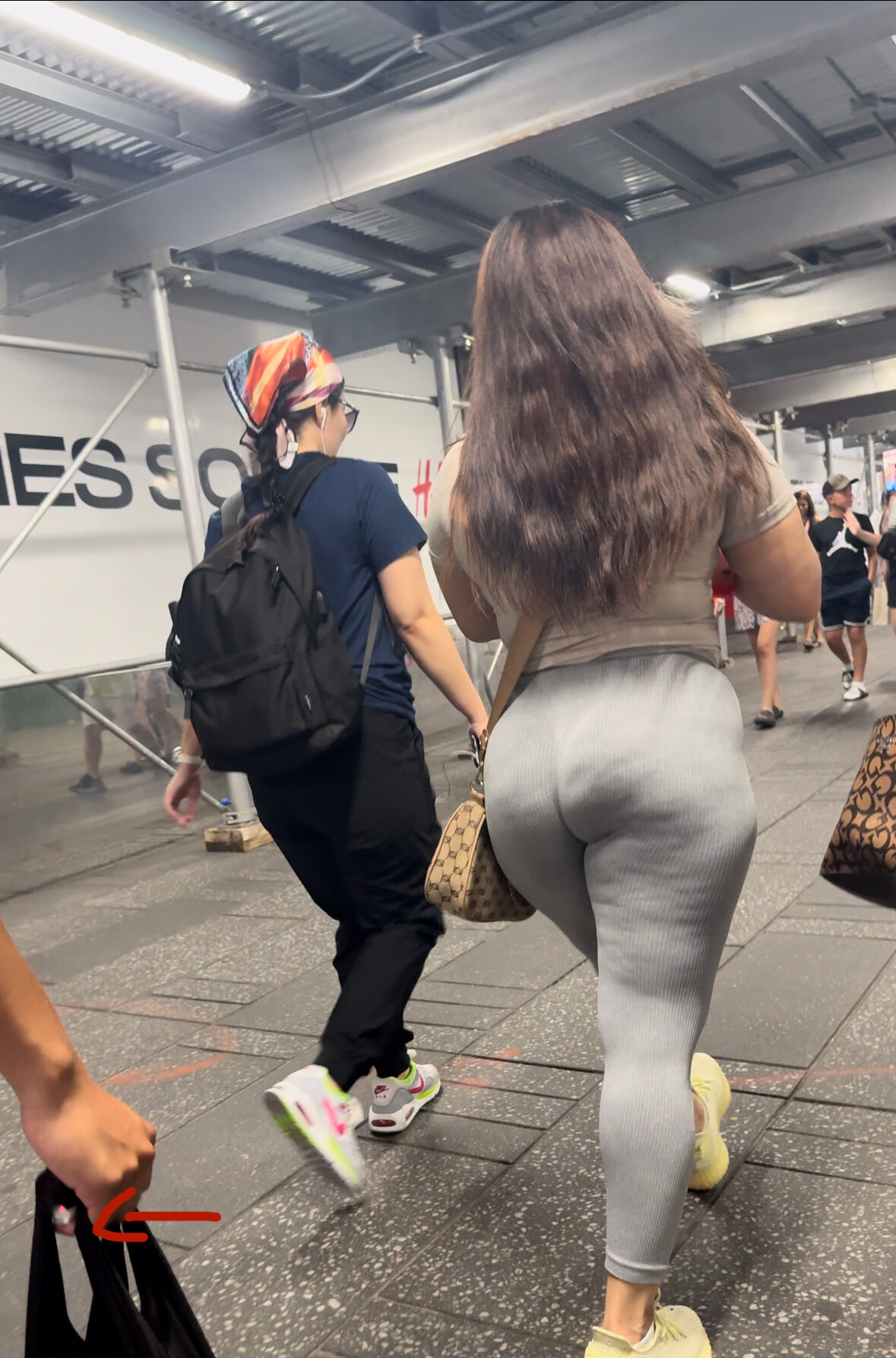 Latina FAT Ass in gray caught attention 🙌 Found a capper - Spandex, Leggings & Yoga Pants - Forum