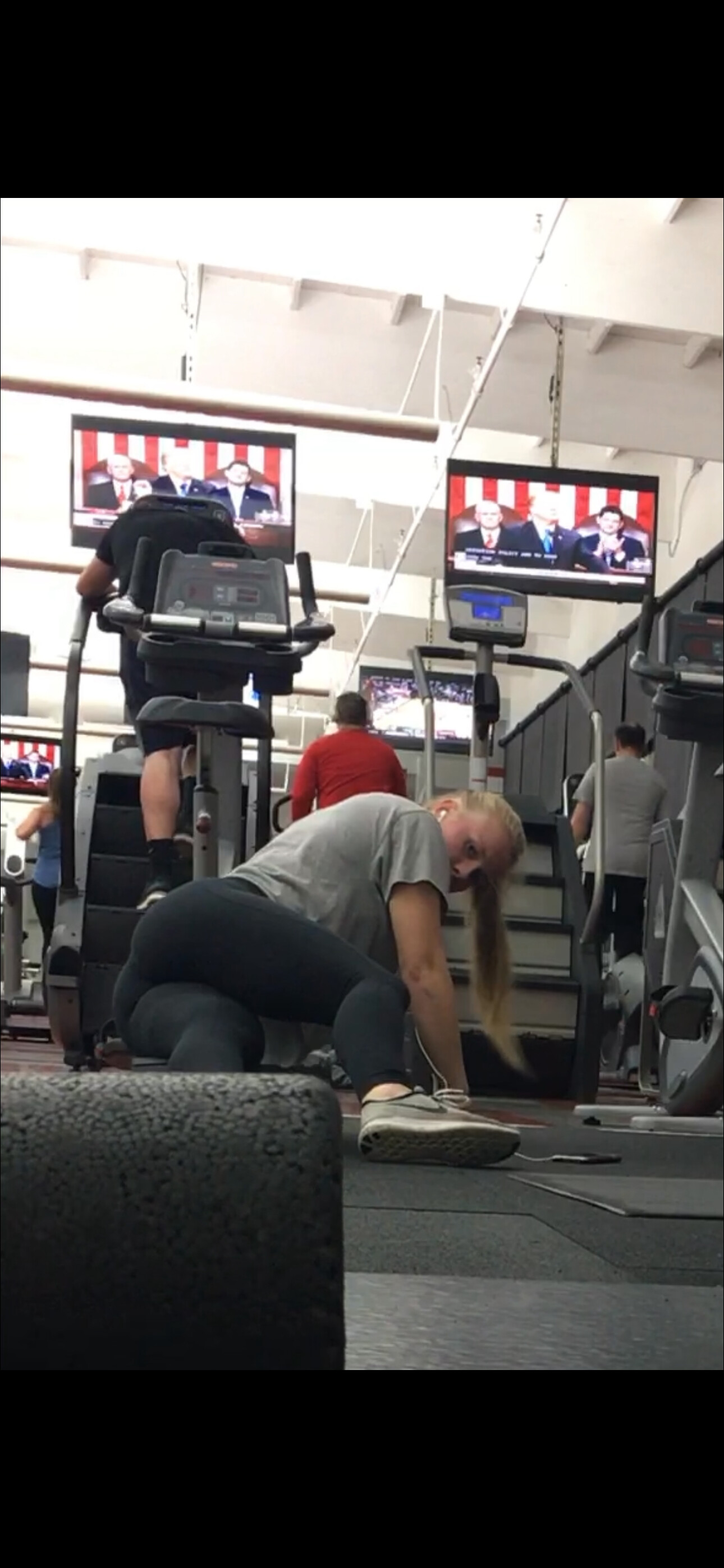 Fit blonde foam rolling, Perfect views [OC] - Forum