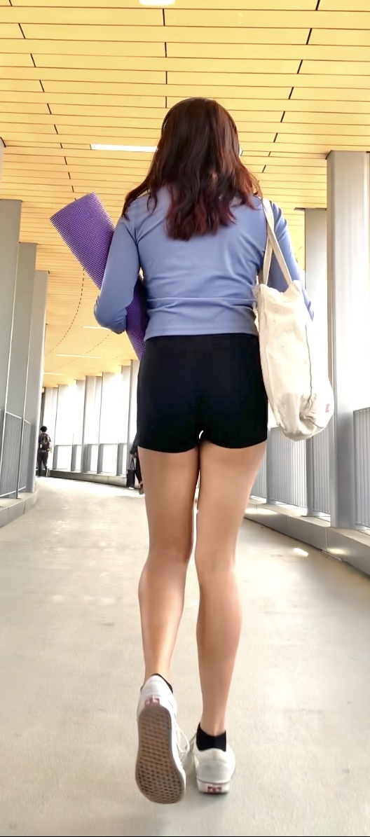 Nice Slim BOOTY walking to yoga class.. VPL - Short Shorts & Volleyball ...