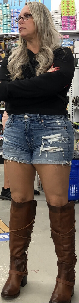 Thicc GILF in jean shorts and boots - Short Shorts & Volleyball - Forum