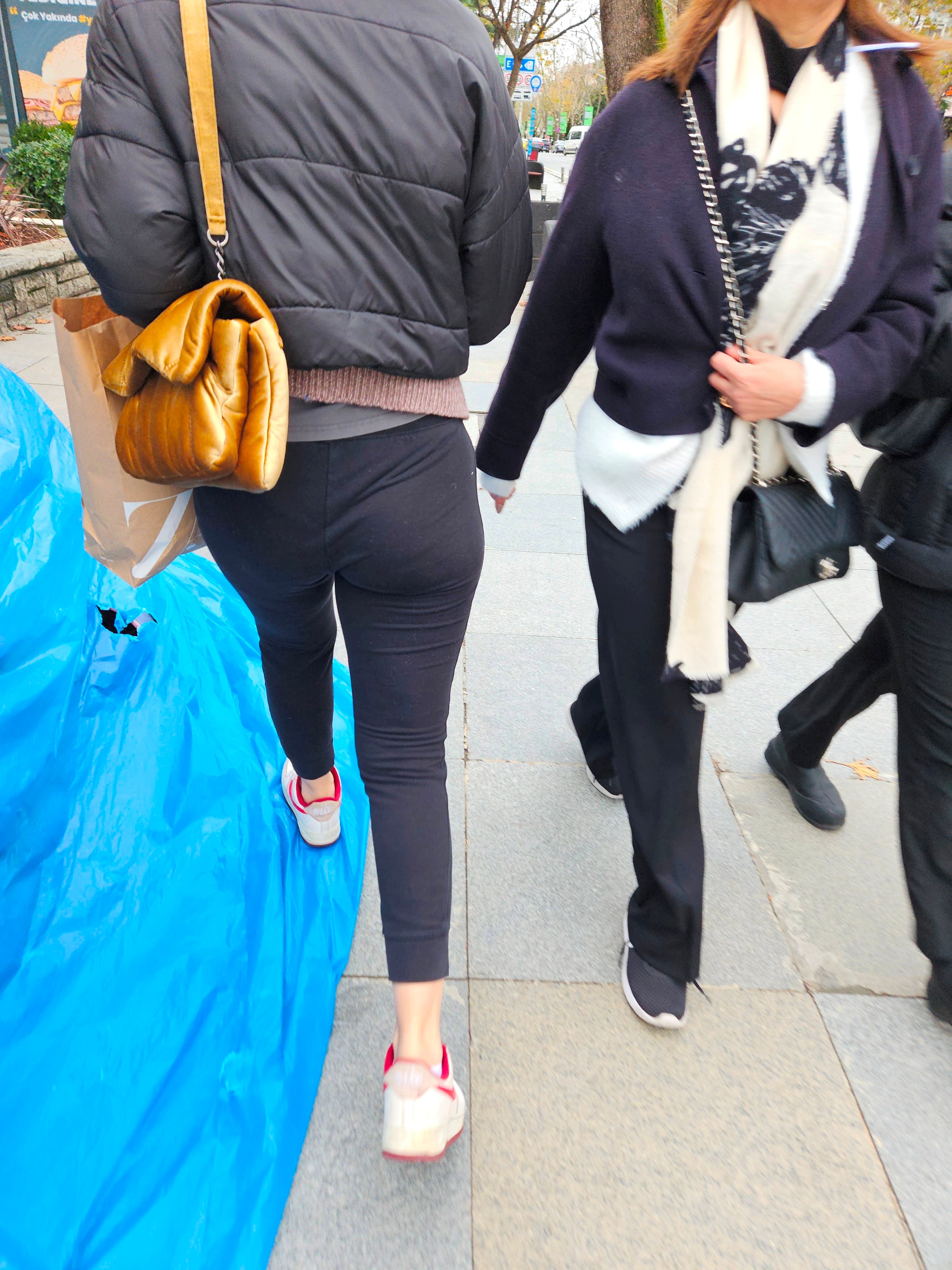 Her was a little bit jggle with her pants - Spandex, Leggings & Yoga ...