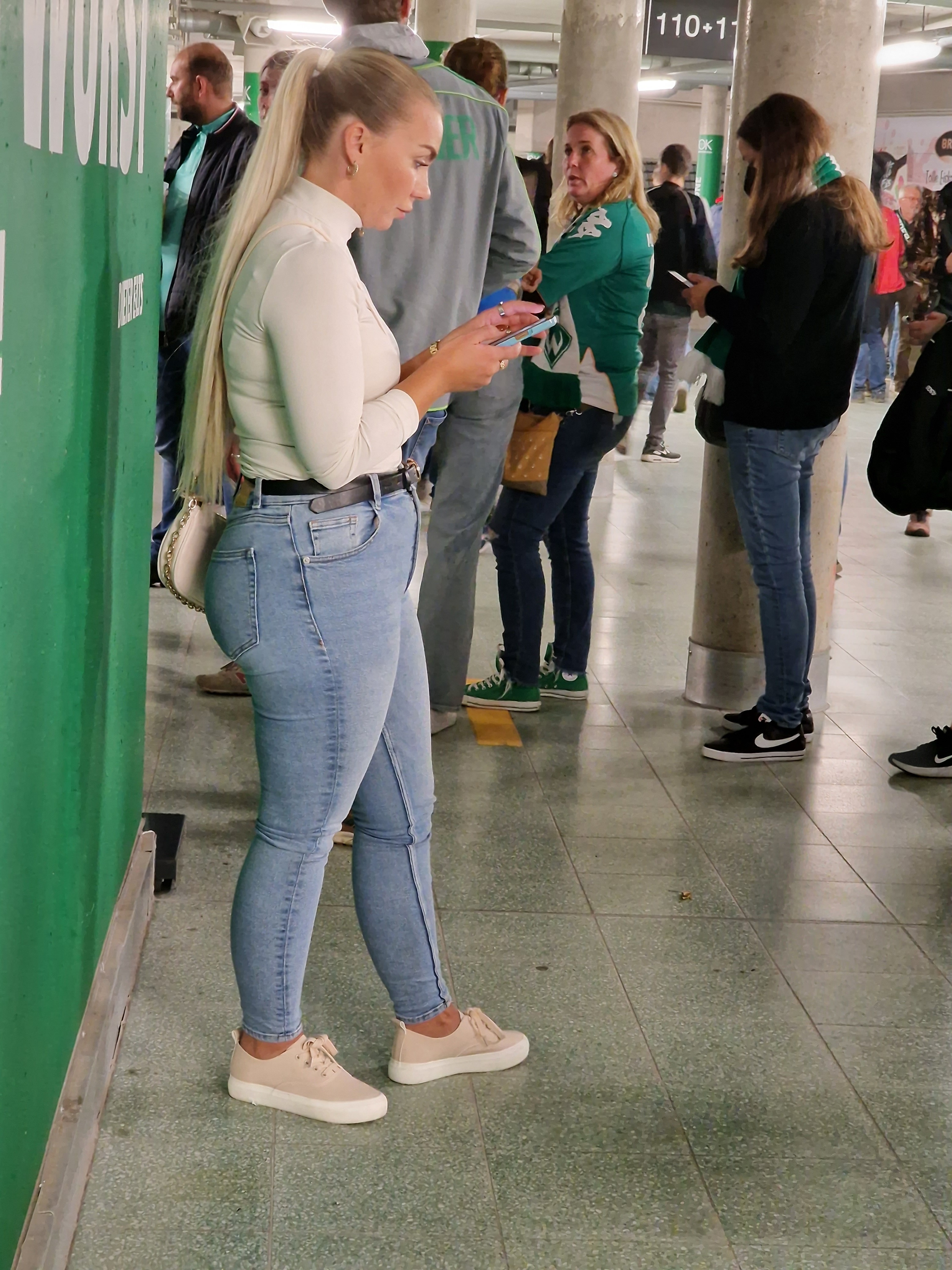 Blond Long Hair Girl In A Small Jeans Ass Forum