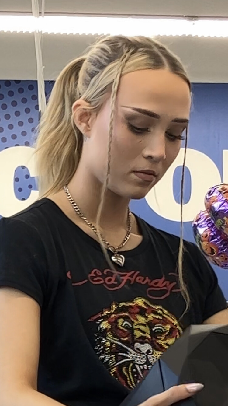 Cheeky gappy blonde in shorts - Short Shorts & Volleyball - Forum