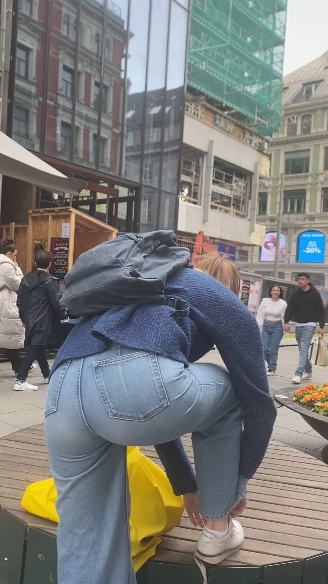 What is your best shot of girls in jeans bending over? - Tight Jeans - Forum