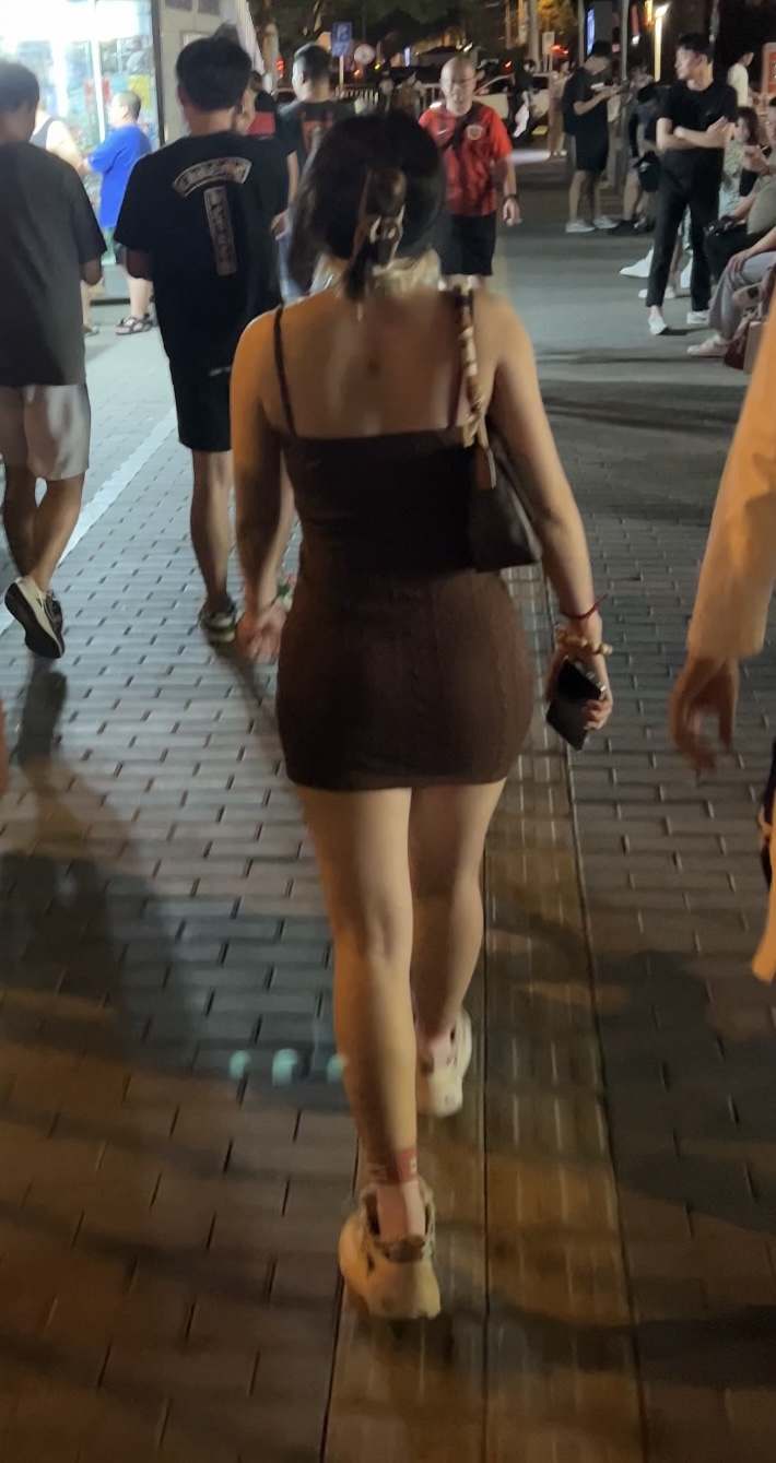 Following BUBBLEBUTT ASIAN in tight skirt to the subway - Spandex ...