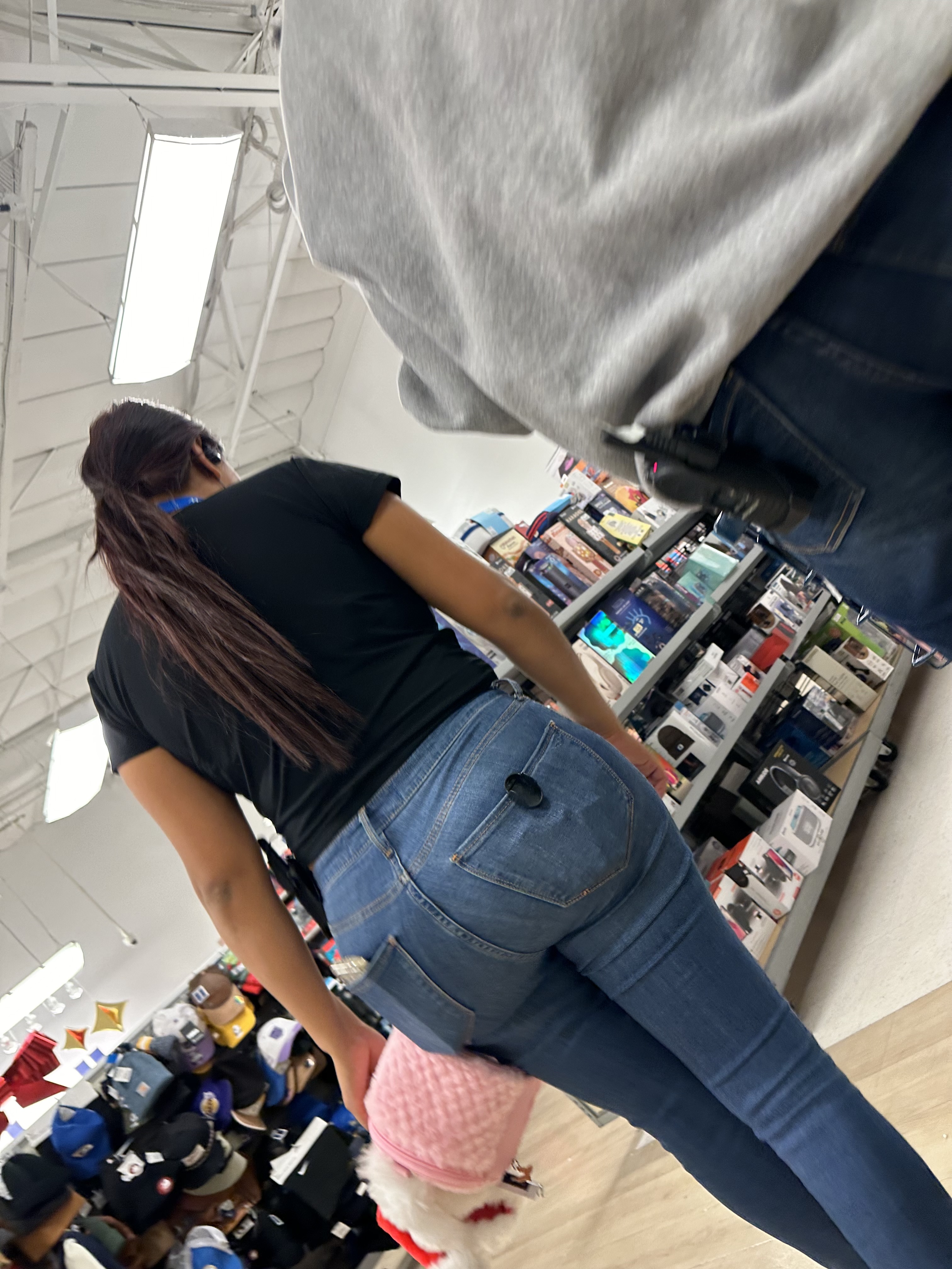 Another bbl Latina at work 😈 - Tight Jeans - Forum