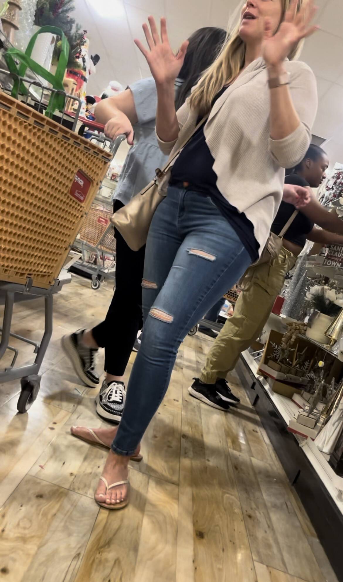 Thick Suburban Mom With Pretty Feet Tight Jeans Forum 4479