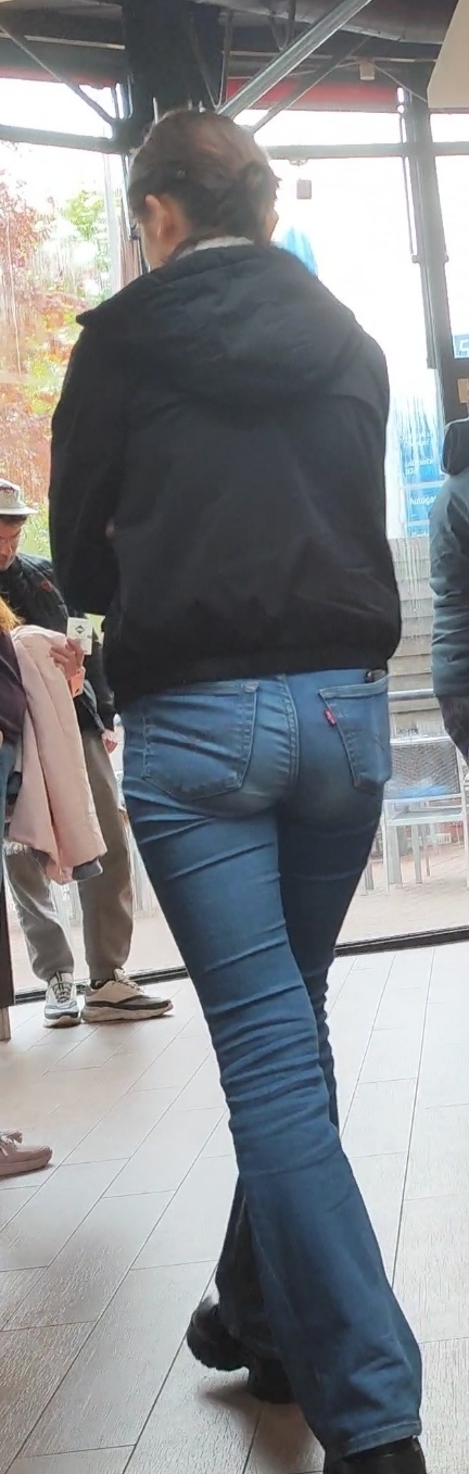 Two cute chicks in tight jeans at kfc and bk - Tight Jeans - Forum