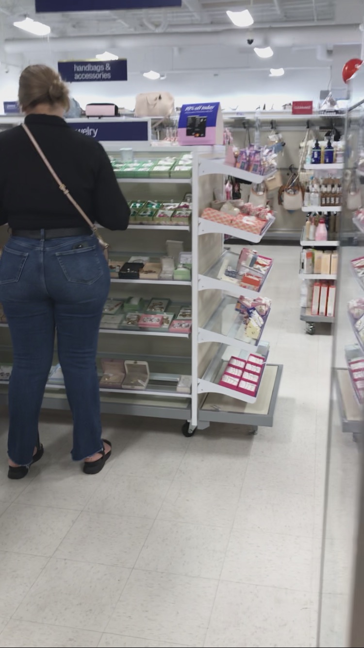 Phat Donkey Booty Latina MILF 🍑 - Tight Jeans - Forum