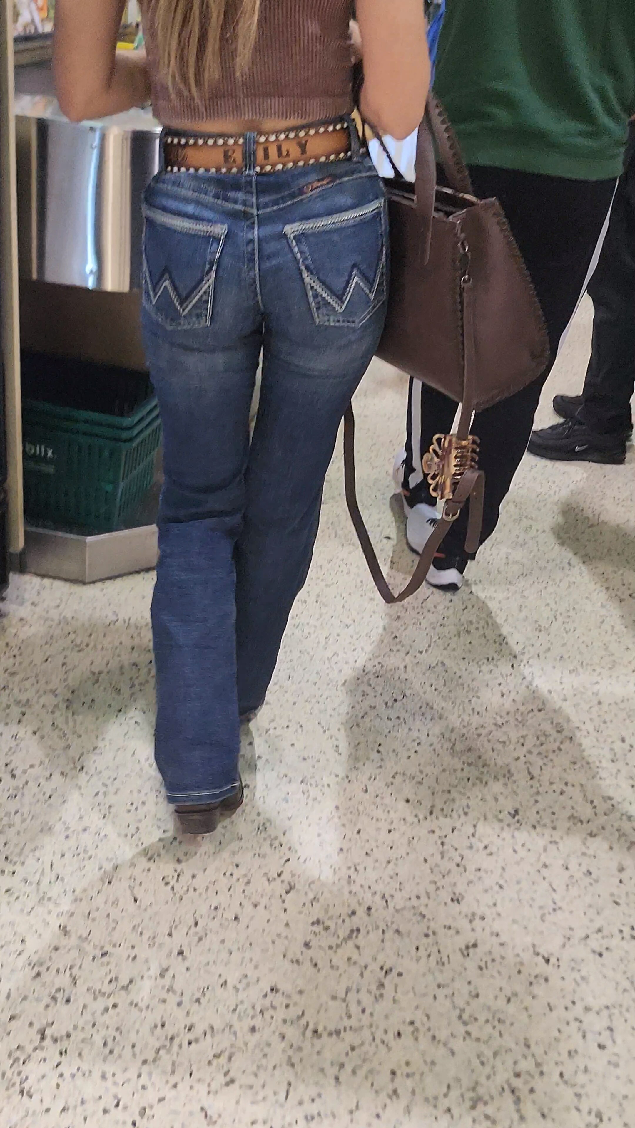 3 baddies which 1 you choosing 🤔 - Forum