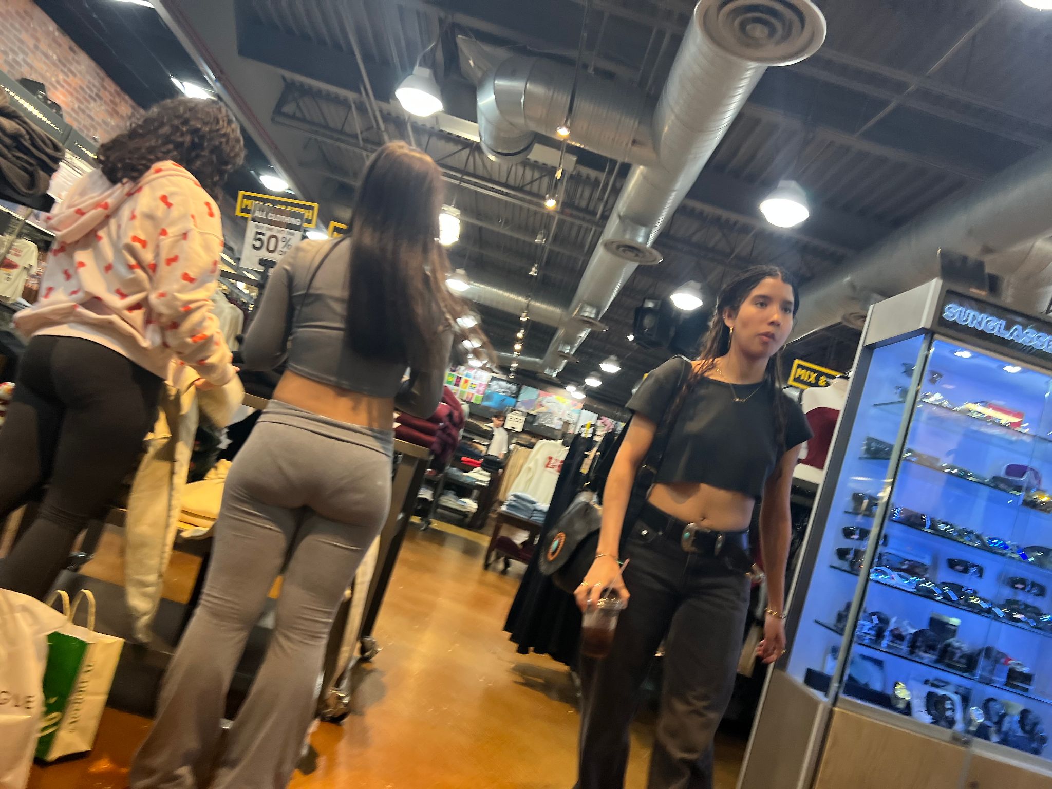 Two thick latinas. Two vpls. (Oc) - Spandex, Leggings & Yoga Pants - Forum