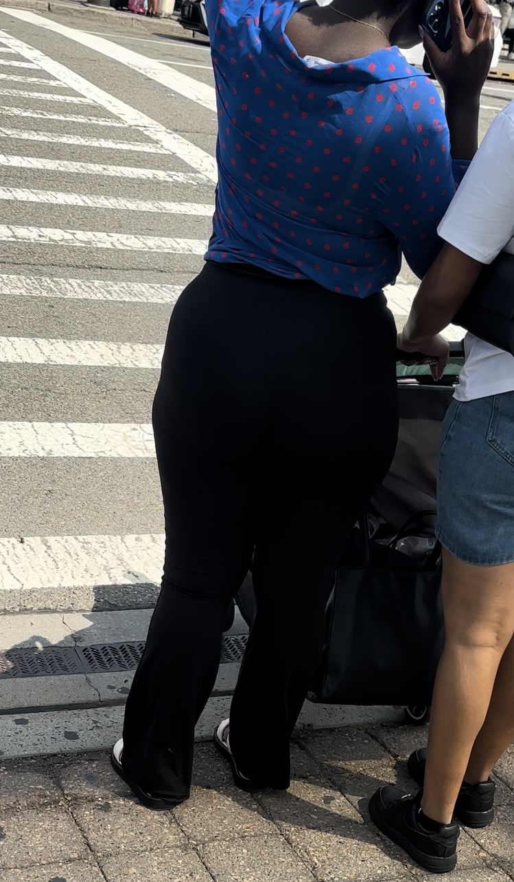 Black Queen with the YAMS in leggings at the airport 🍑( OC , GIFs ...