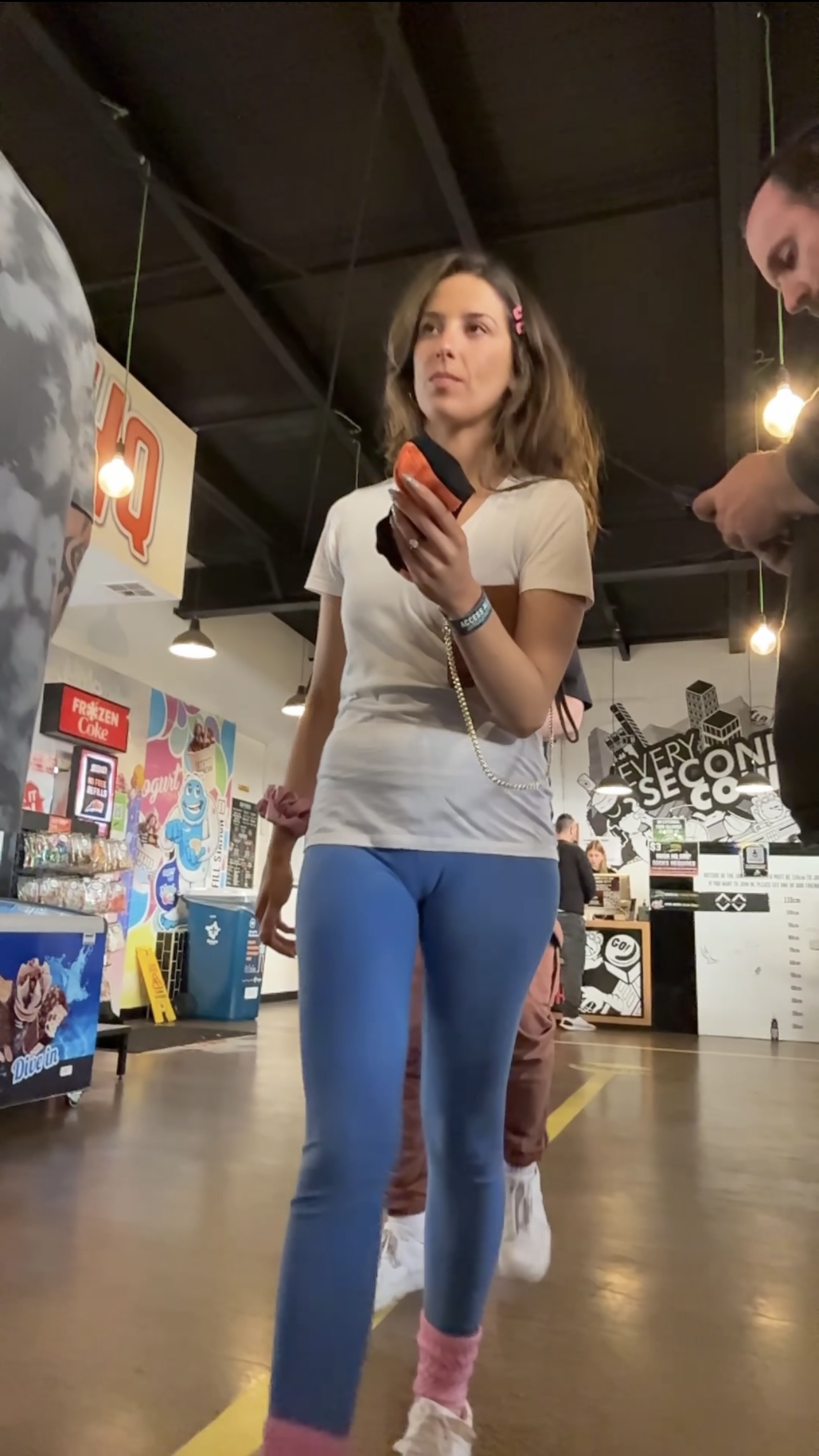 Very sexy bubbles 🍑 in the mall and a cameltoe - Spandex, Leggings ...