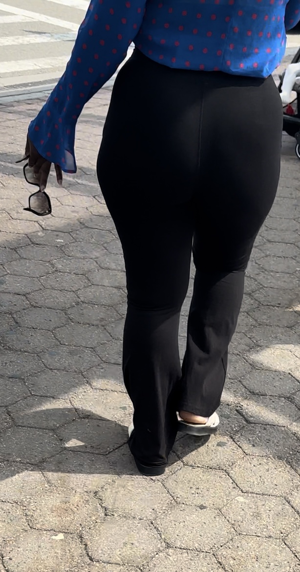 Black Queen with the YAMS in leggings at the airport 🍑( OC , GIFs ...