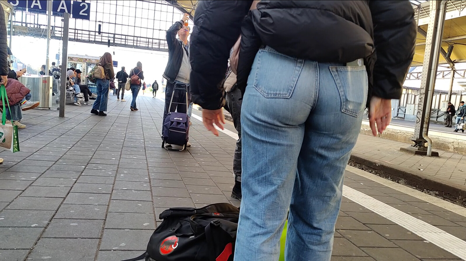 Tight Jeans At The Trainstation Bending Over Tight Jeans Forum