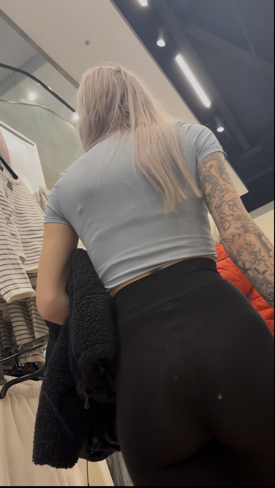 (OC) Peachy blonde stunner shops in leggings - Spandex, Leggings & Yoga Pants - Forum