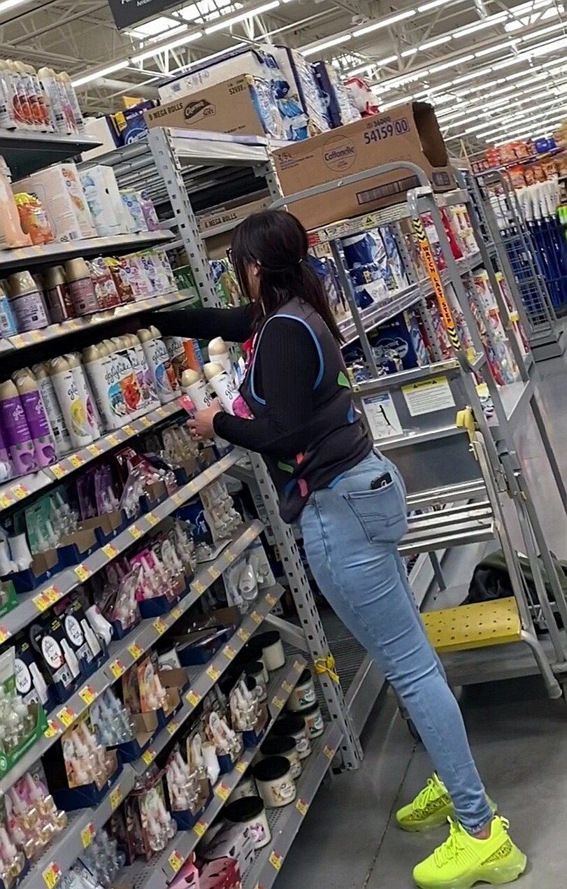 Amazing Walmart Girl on Jeans! (OC) - Tight Jeans - Forum