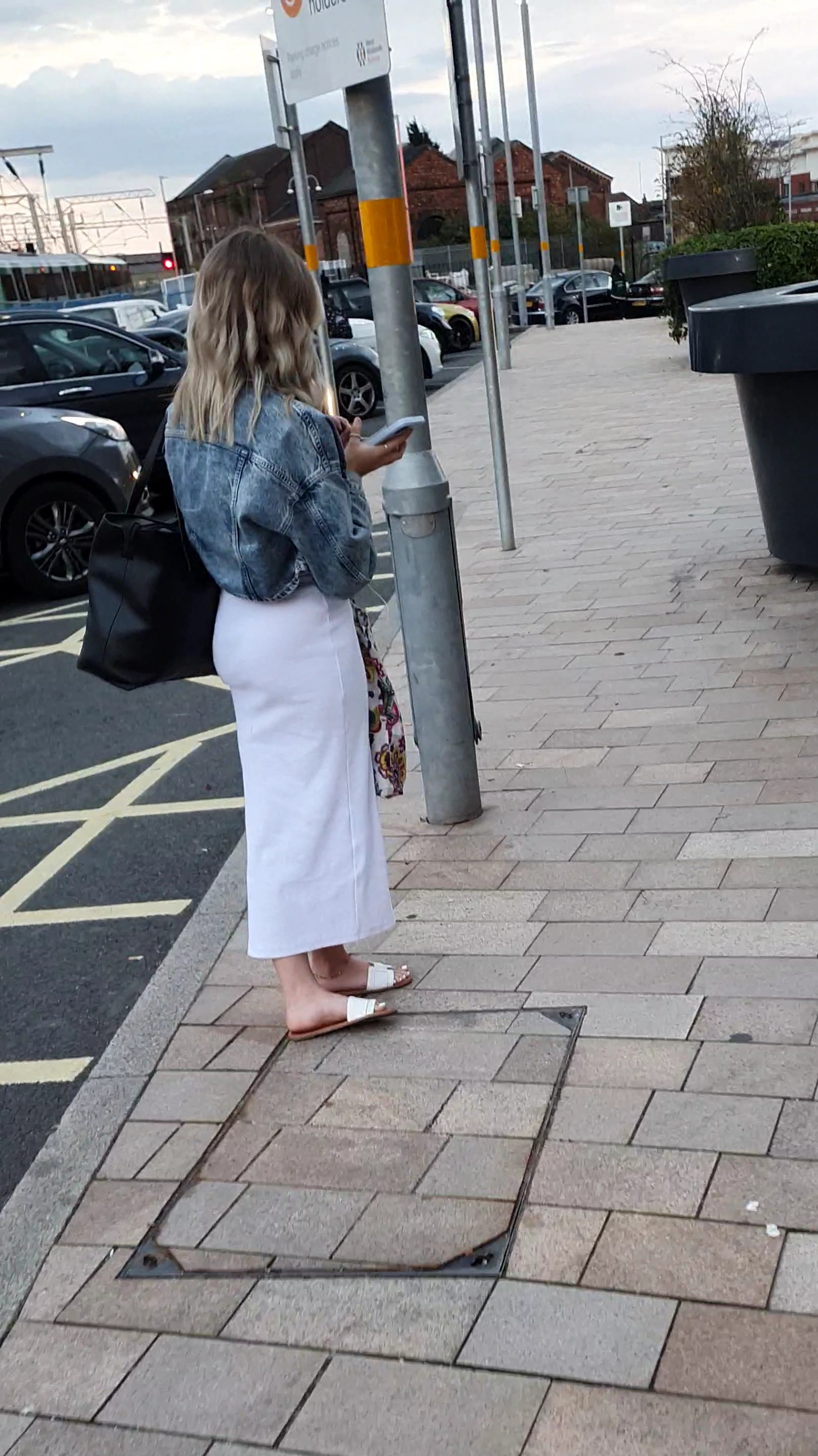 Grumpy cute blonde with big bubble and pretty feet! - ass - Forum