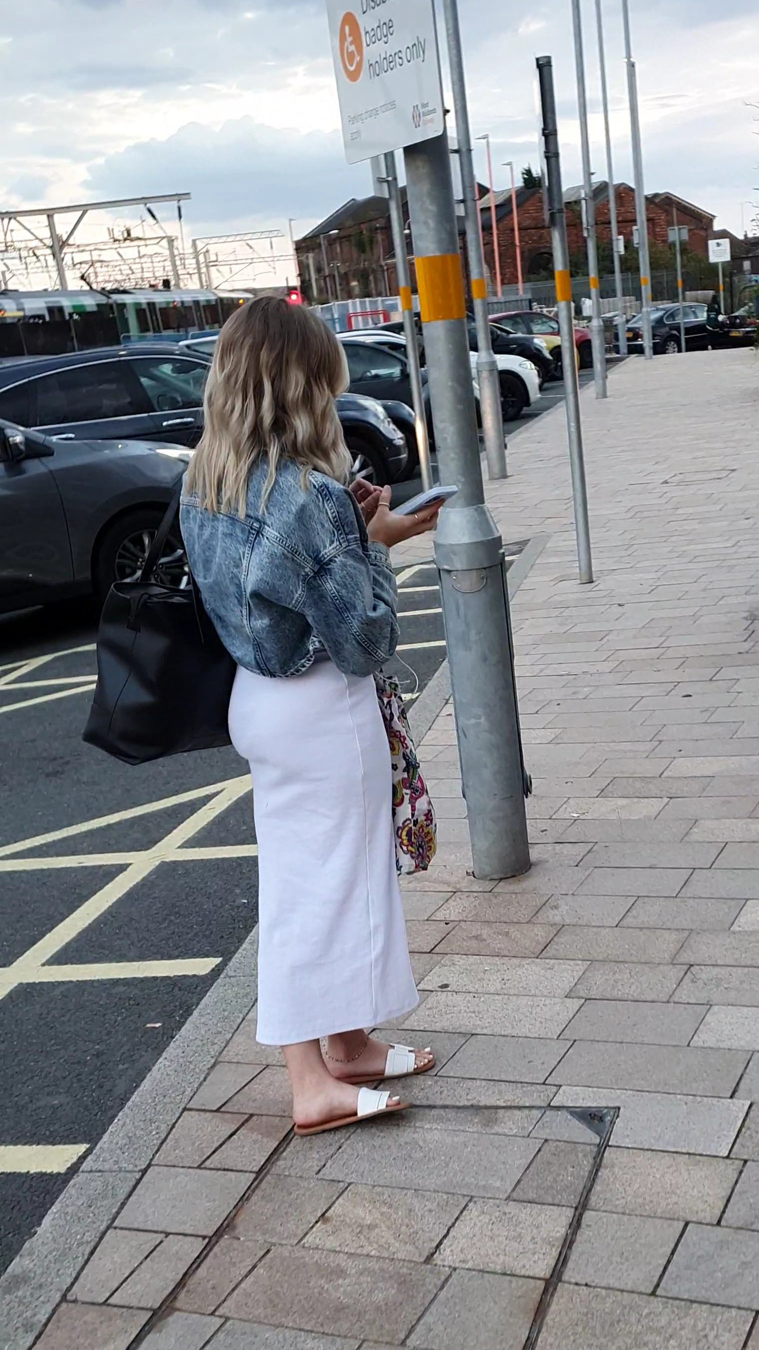 Grumpy cute blonde with big bubble and pretty feet! - ass - Forum